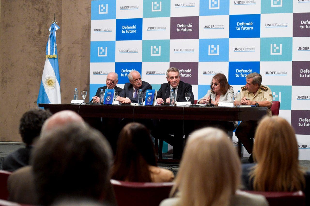 El Ministro de Defensa presentó el libro “FONDEF: Una Política de Estado”