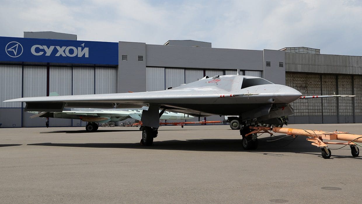 Las pruebas del nuevo drone furtivo ruso Sukhoi S-70 Ojotnik concluirían a finales de año