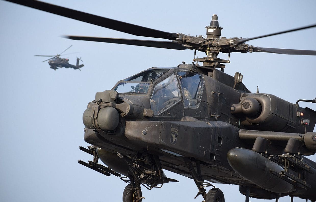 EE.UU. entregará helicópteros de ataque AH-64 Apache a Polonia