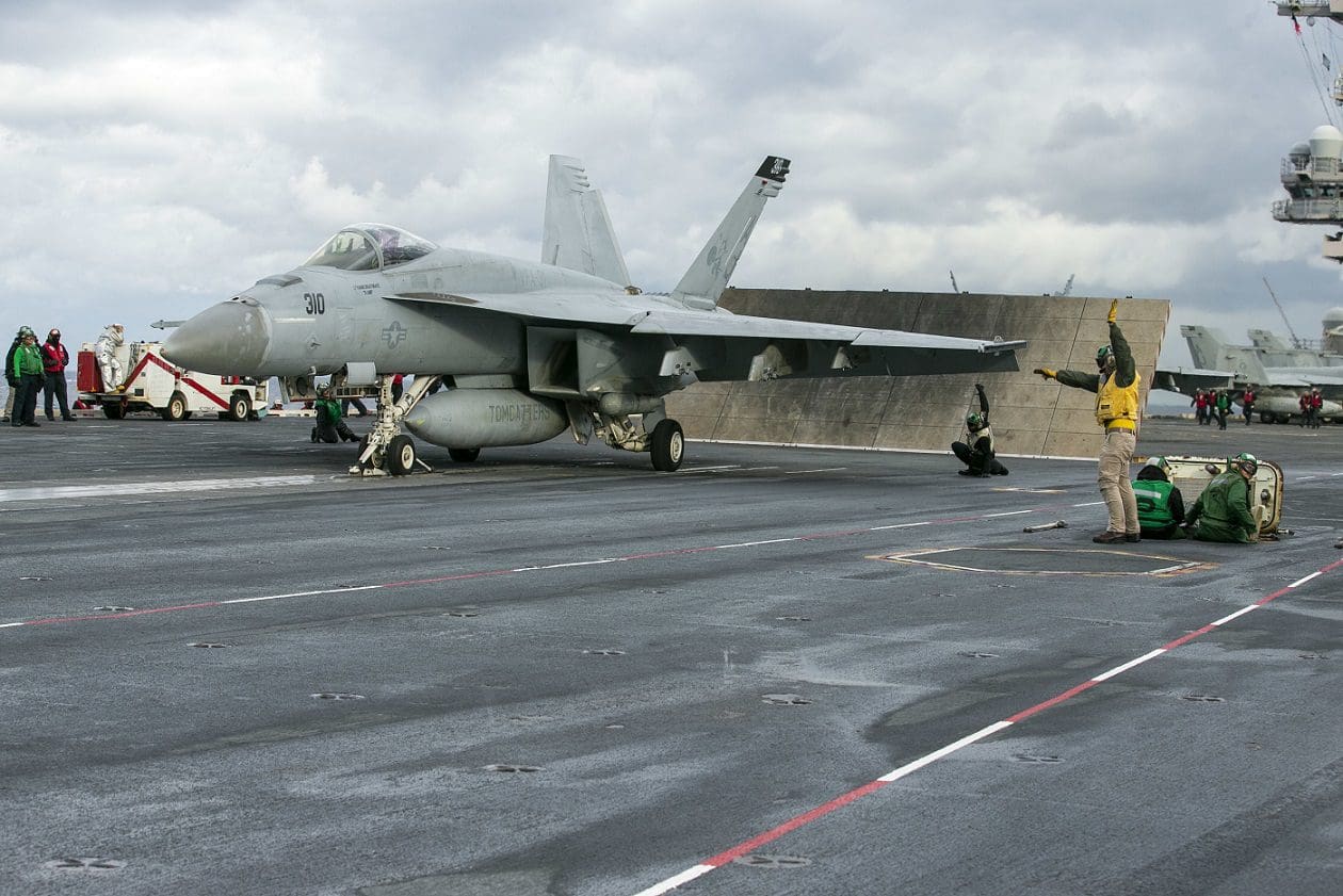 Primer despliegue de combate del portaaviones USS Gerald R. Ford de la ...