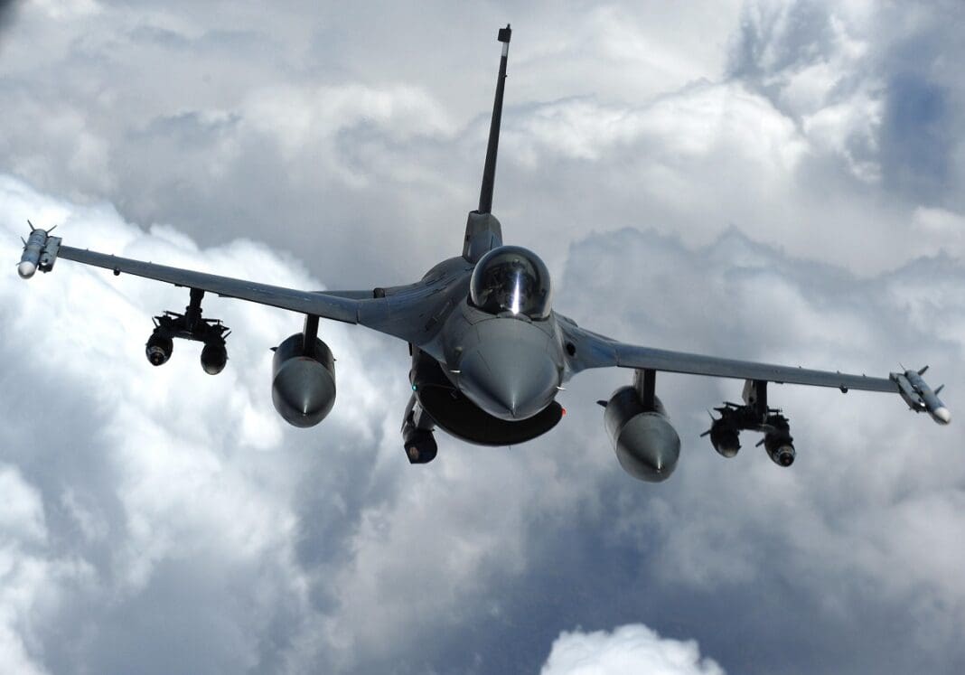 AMRAAM y JDAM, en la lista del armamento para los F-16 Fighting Falcon ...