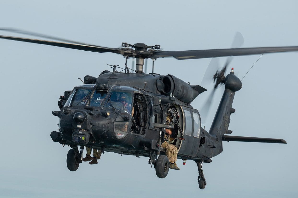 Helicópteros de operaciones especiales MH-60M Black Hawk estuvieron en ...