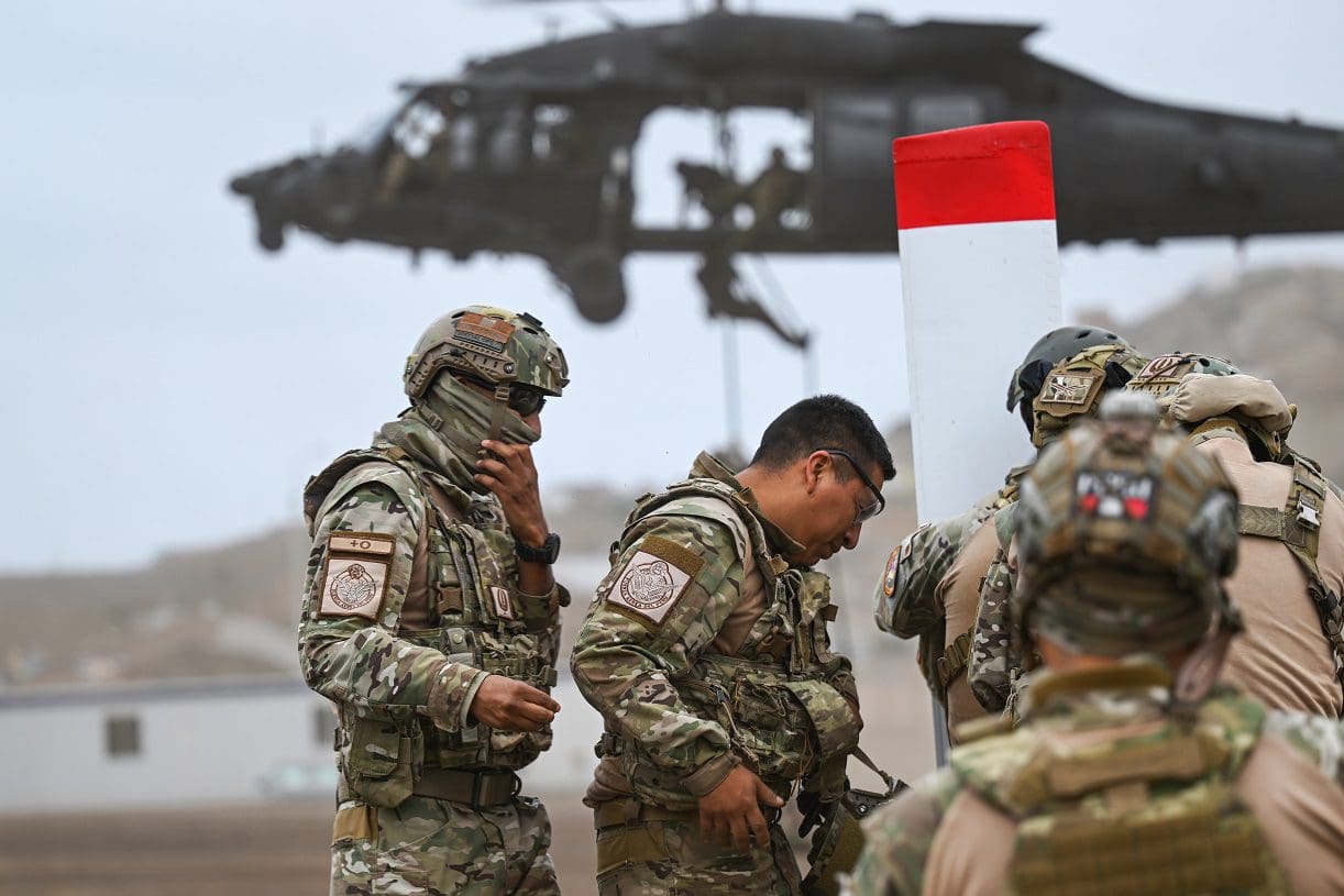 Helicópteros de operaciones especiales MH-60M Black Hawk estuvieron en ...