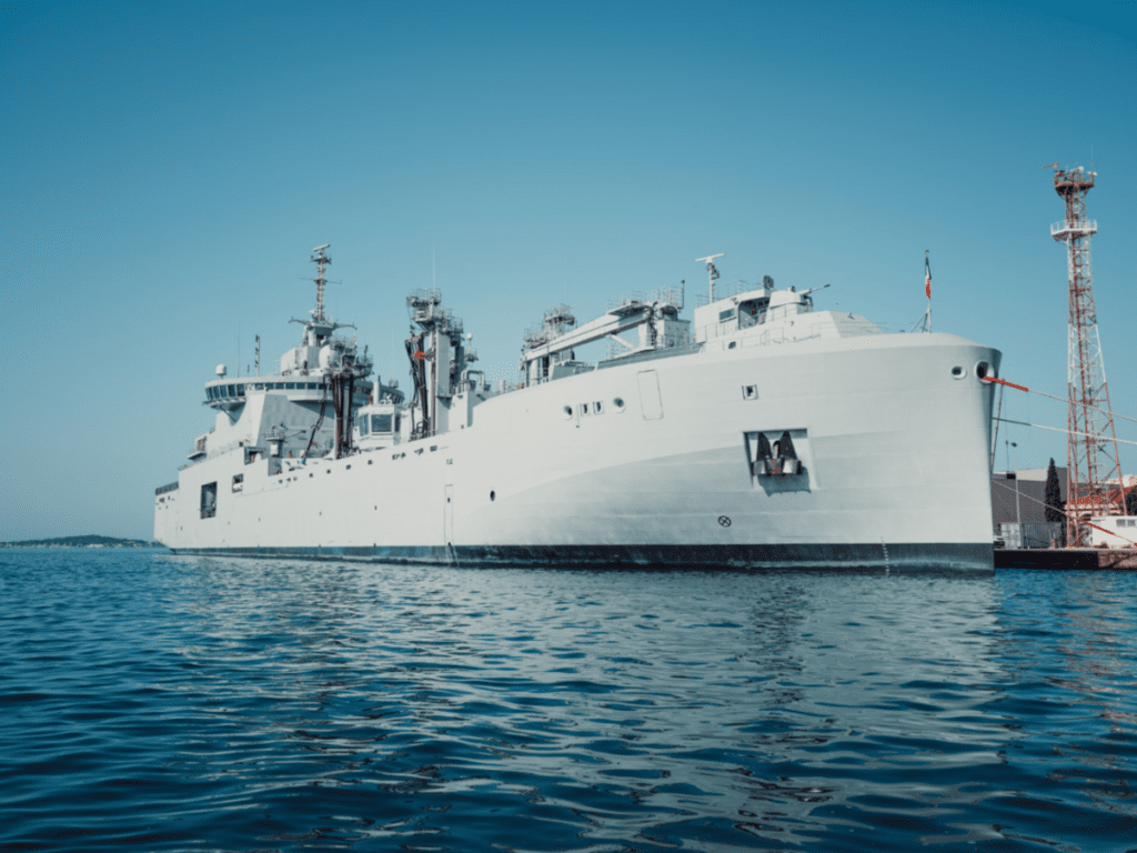 El primero de los nuevos buques logísticos clase Jacques Chevallier de ...