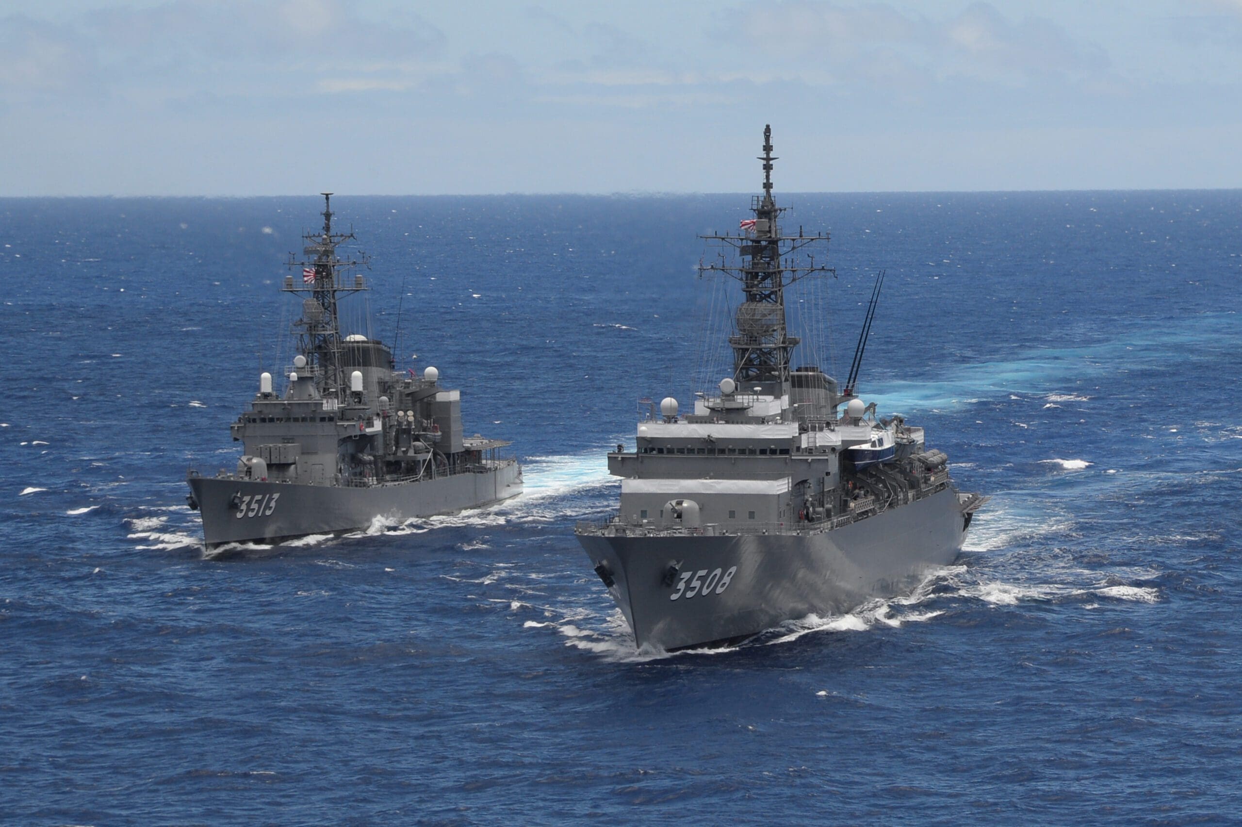 Los buques de entrenamiento japoneses JS Kashima y JS Hatakaze arriban ...