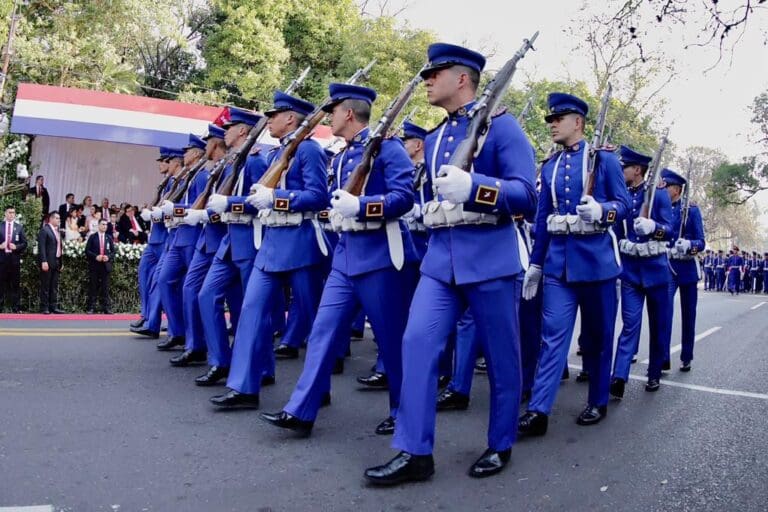 Las Fuerzas Armadas de Paraguay realizaron el tradicional desfile de ...