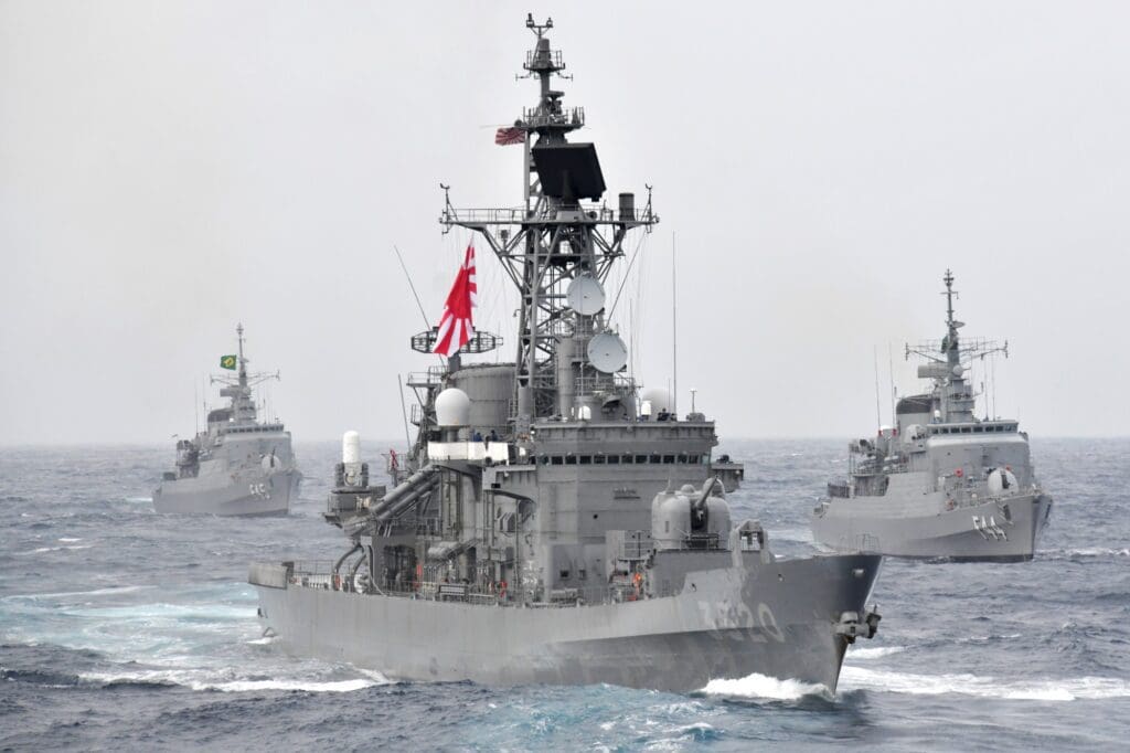 Los buques de entrenamiento japoneses JS Kashima y JS Hatakaze arriban ...