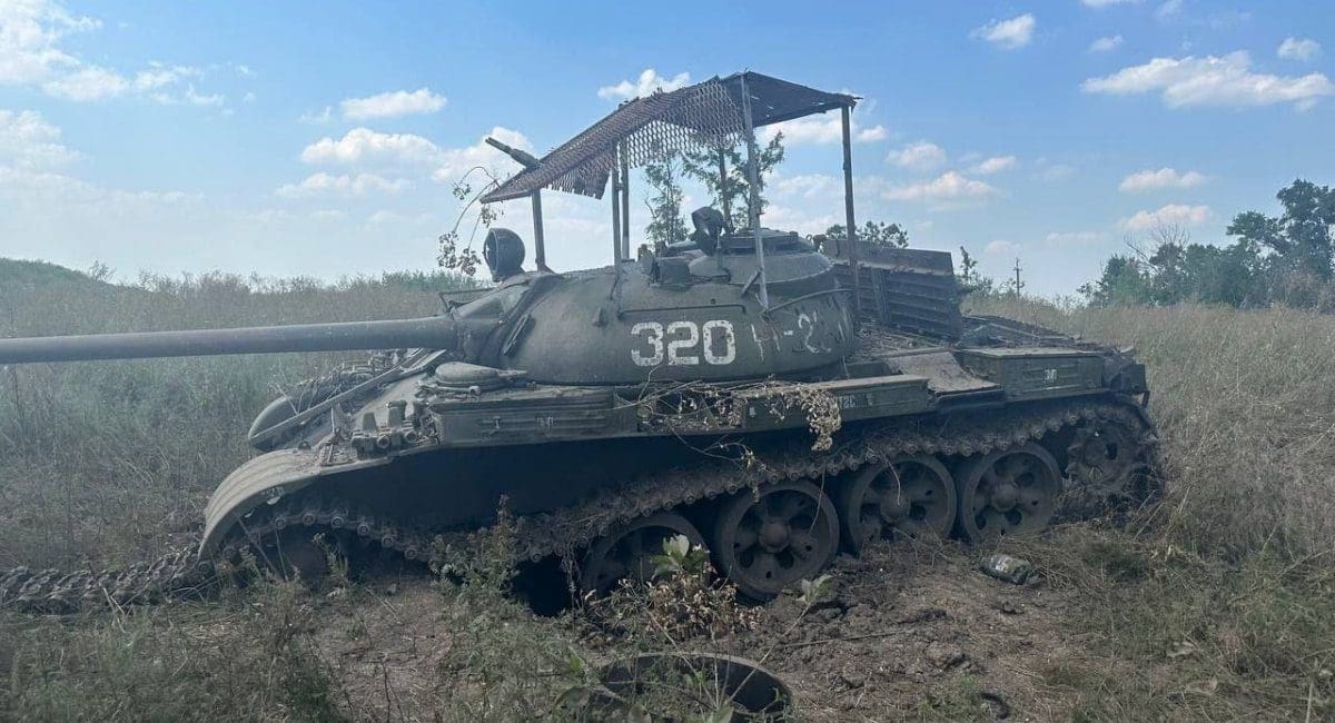 Las fuerzas ucranianas neutralizan un tanque ruso T-55 equipado con blindaje de jaula