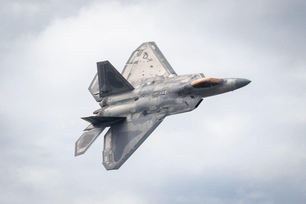Es registrada la primera imagen de un F-22 Raptor de la Fuerza Aérea de EE.UU. portando sus ...