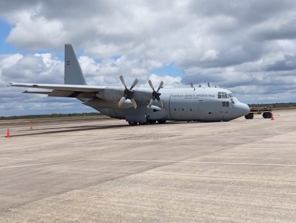 Con el apoyo de un KC-130H, el Hércules TC-64 de la Fuerza Aérea ...