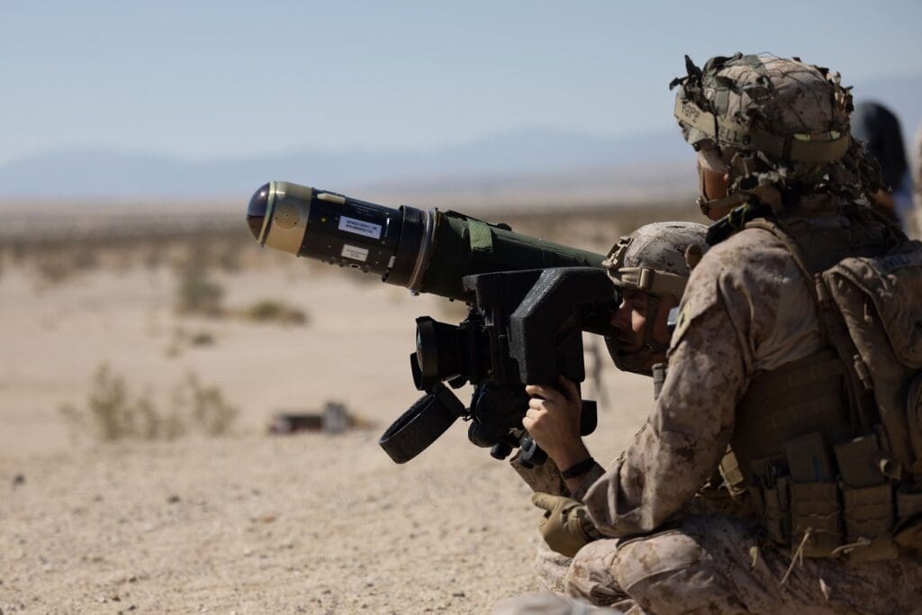 Lockheed Martin y Raytheon duplicarán la producción del misil anti-tanque FGM-148 Javelin para ...
