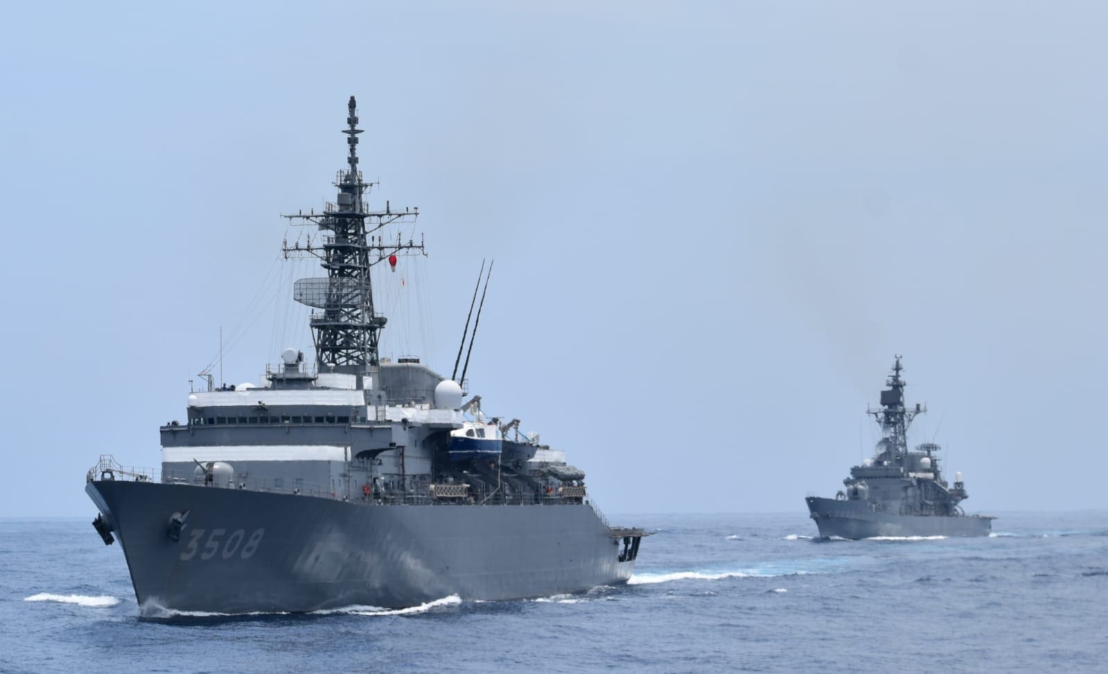 Los buques japoneses JS Kashima y JS Hatakaze realizaron ejercicios con ...