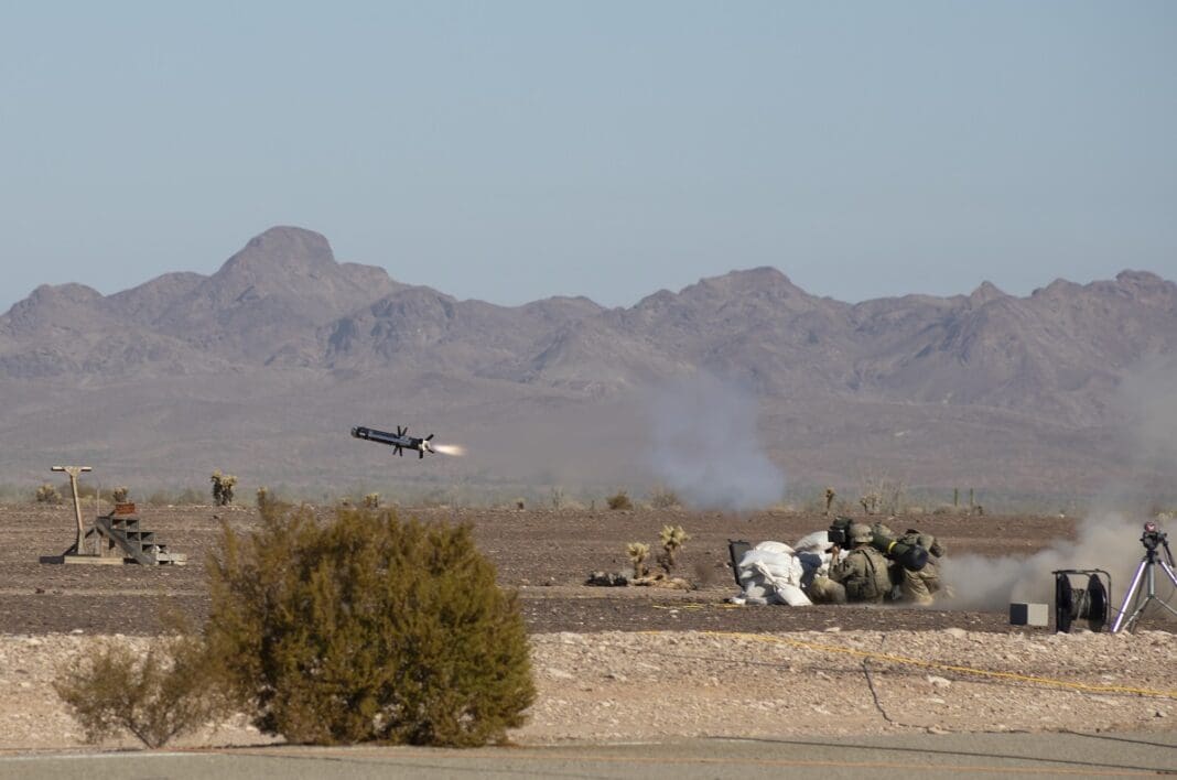 Lockheed Martin y Raytheon duplicarán la producción del misil anti-tanque FGM-148 Javelin para ...