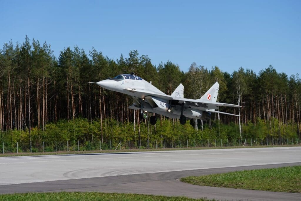 La Fuerza Aérea de Polonia completó la primera docena de cazas ligeros ...