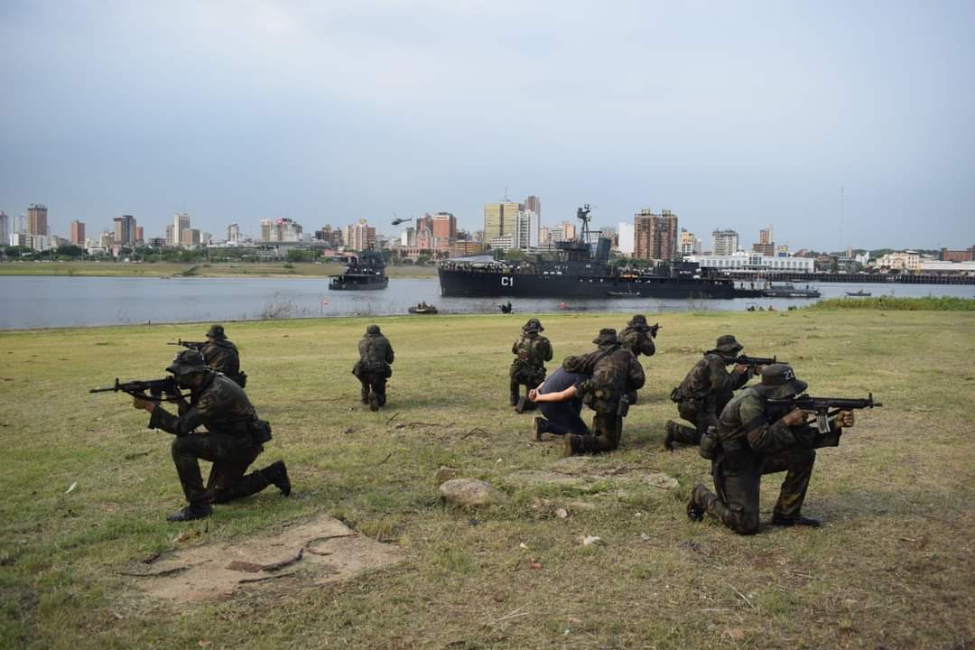 La Armada de Paraguay demuestra sus capacidades en la Bahía de Asunción