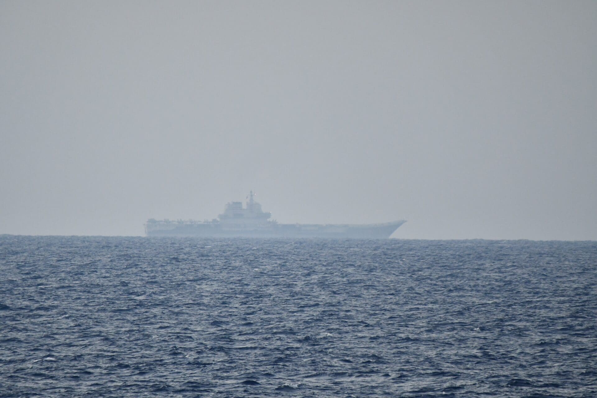 Con el despliegue del portaaviones Shandong y buques adicionales, la ...