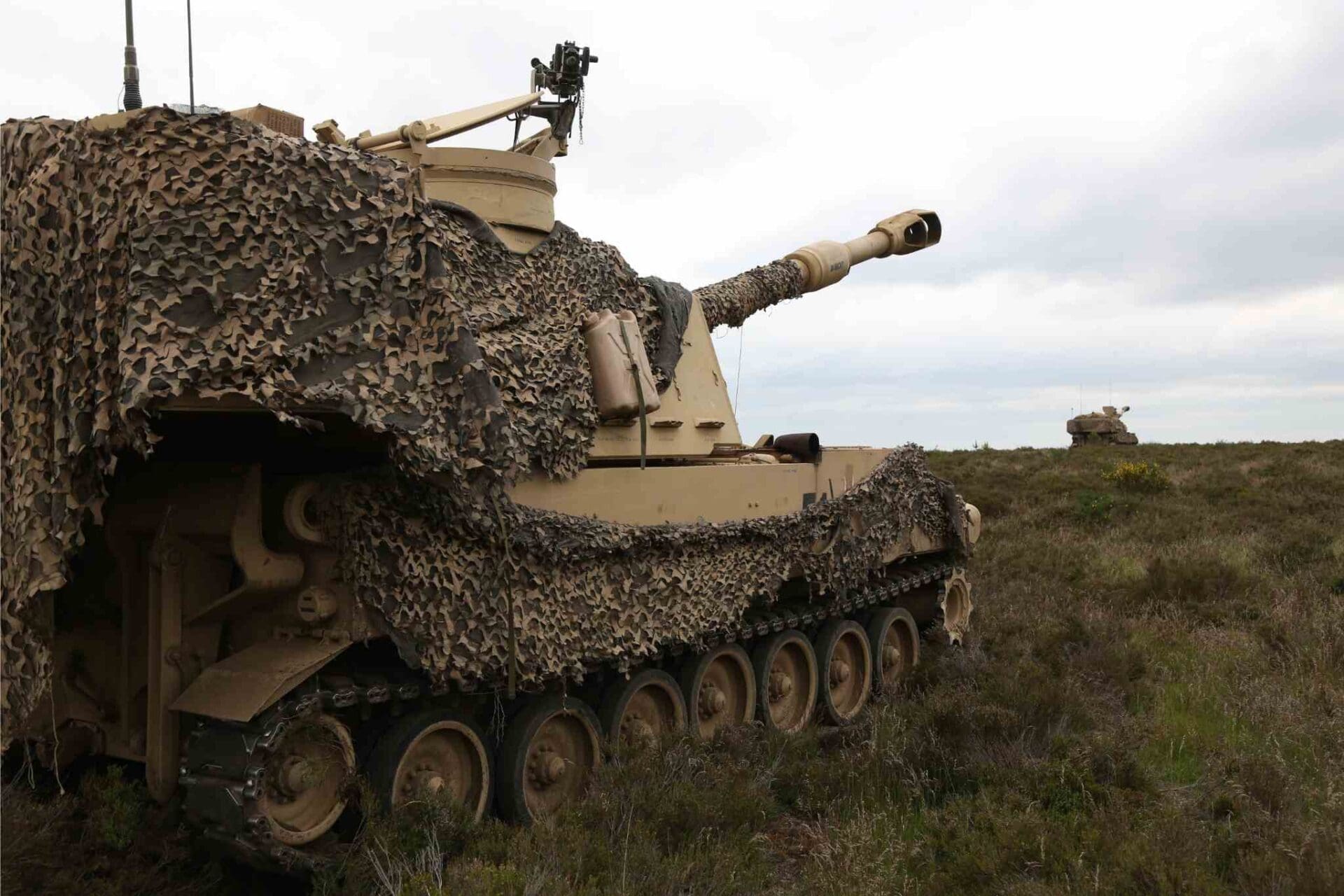 Es probado con éxito el nuevo proyectil guiado XM1155-SC para los M109 Paladin del Ejército de ...