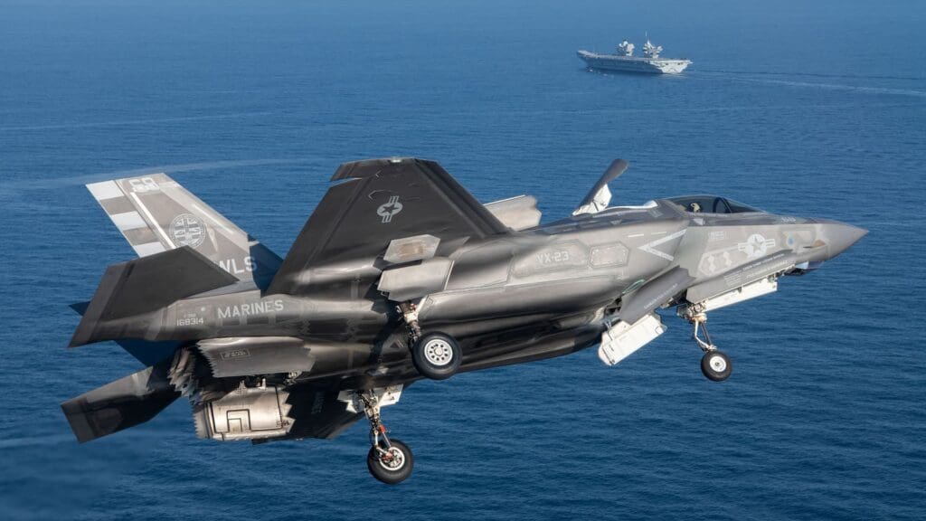 Cazas F-35B del Cuerpo de Marines de EE.UU. operan en "Modo Bestia" a bordo del portaaviones ...