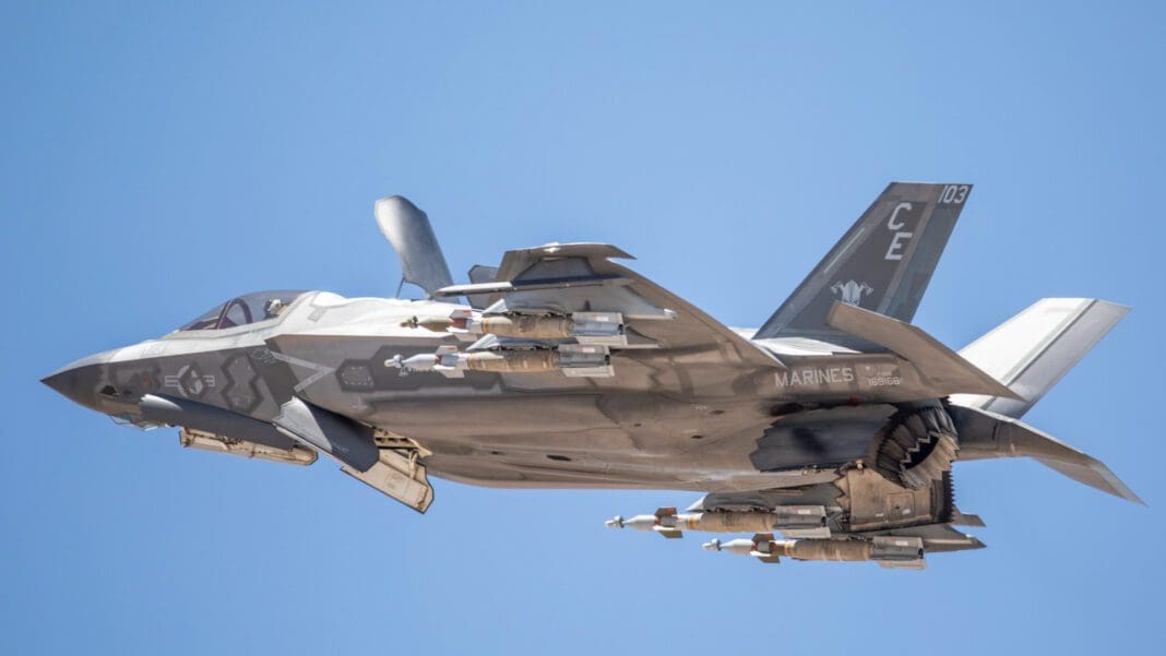 Cazas F-35B del Cuerpo de Marines de EE.UU. operan en "Modo Bestia" a ...
