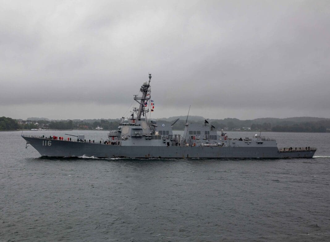 El destructor USS Thomas Hudner de la Armada de EE.UU. derribó un drone ...