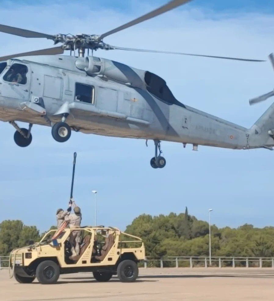 Helicópteros Seahawk de la Armada Española realizan el primer ...