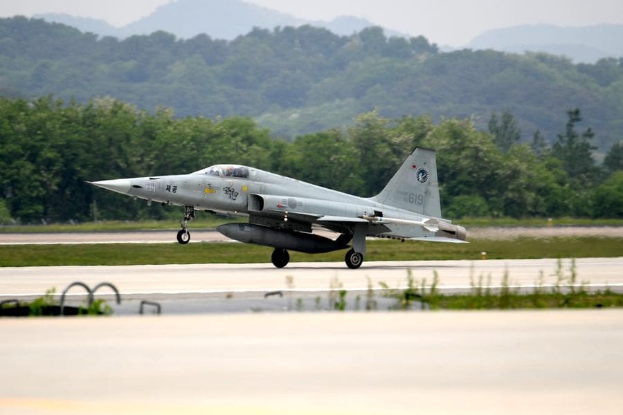 KAI entrega el primer avión entrenamiento y ataque TA-50 Block 2 a la Fuerza Aérea de Corea del Sur
