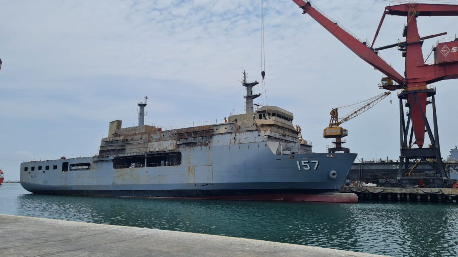 Nuevas imágenes muestran la colocación del puente de mando y mástiles ...
