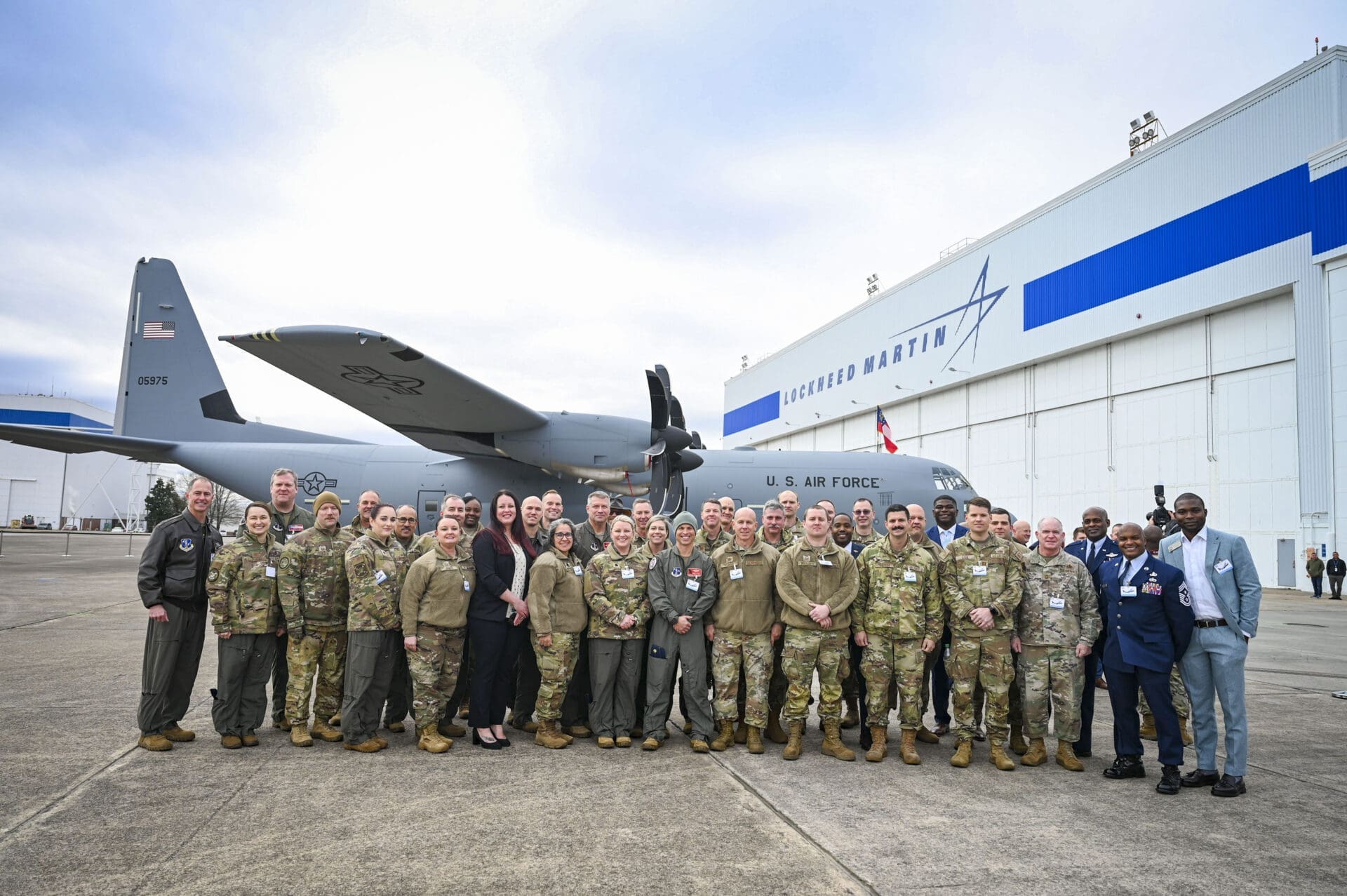 Lockheed Martin entrega el primer C-130J-30 Super Hércules a la Guardia ...