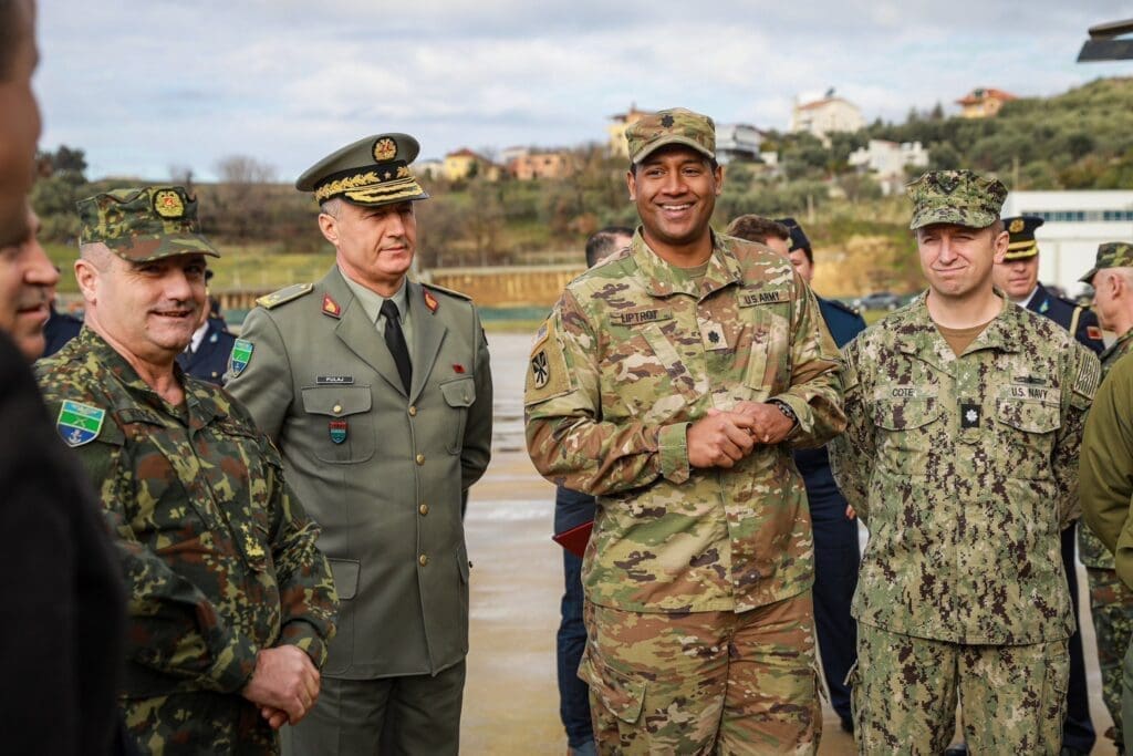 La Fuerza Aérea de Albania recibe sus primeros dos helicópteros UH-60A ...