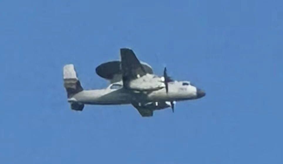 Continúan las pruebas de vuelo del nuevo avión AEW&C KJ-600 que equipará al portaaviones Fujian ...