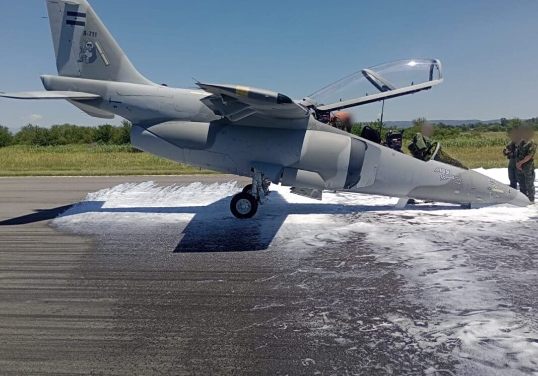 Aterrizaje de emergencia del IA-63 Pampa III en Escuela de Aviación Militar