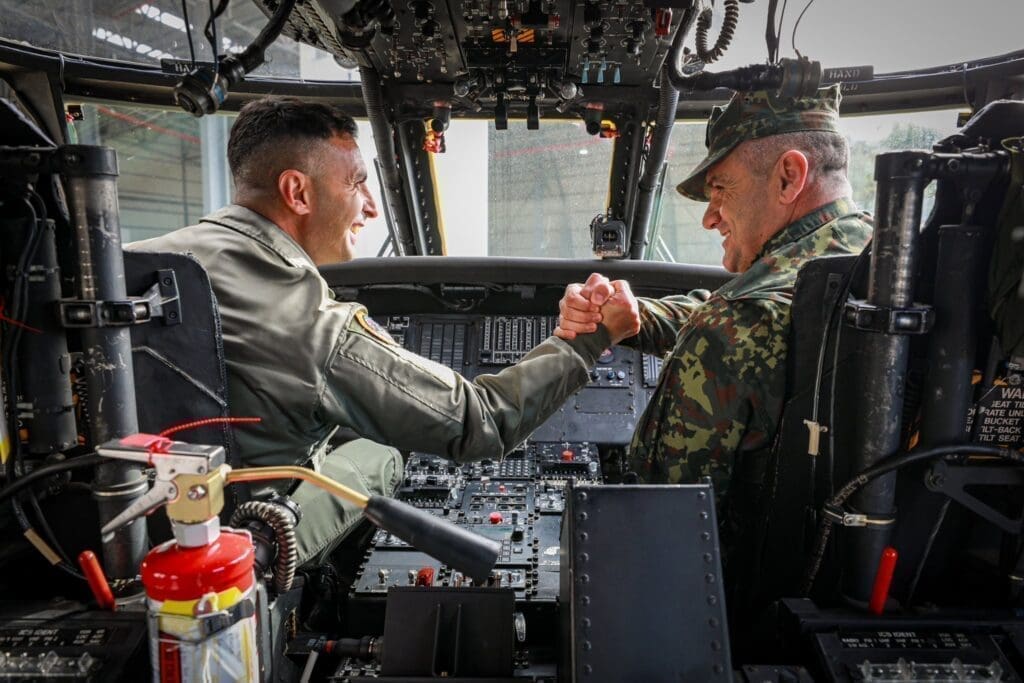 La Fuerza Aérea de Albania recibe sus primeros dos helicópteros UH-60A ...
