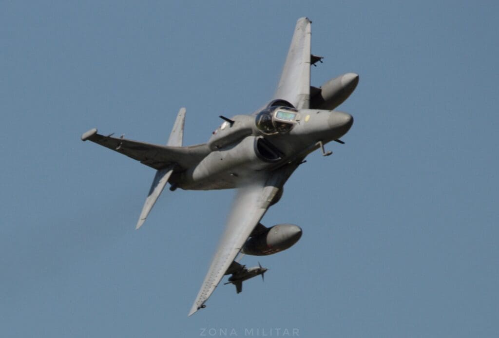 Aterrizaje de emergencia de un A-4AR Fightinghawk de la Fuerza Aérea ...