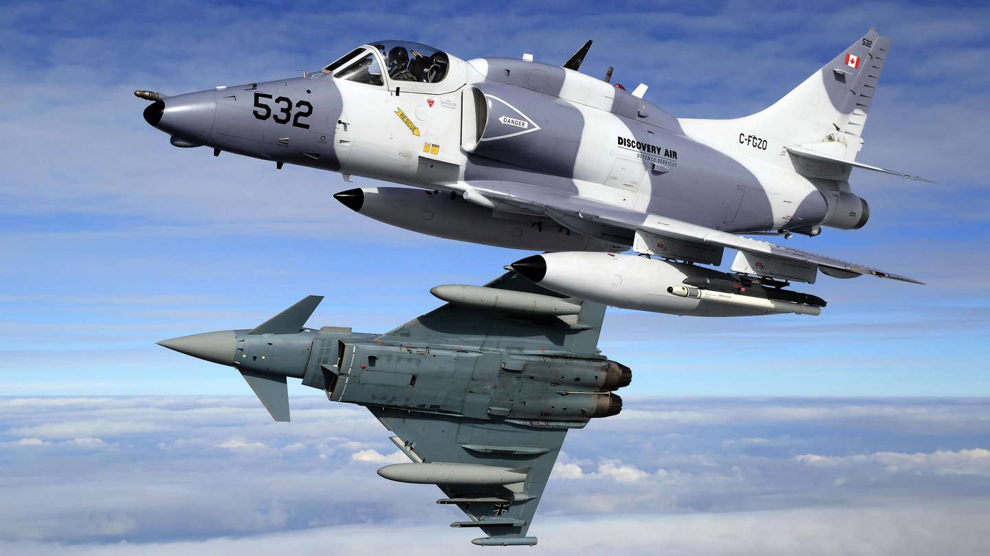 Top Aces integró en sus A-4N Skyhawk agresores la capacidad de búsqueda y seguimiento por ...