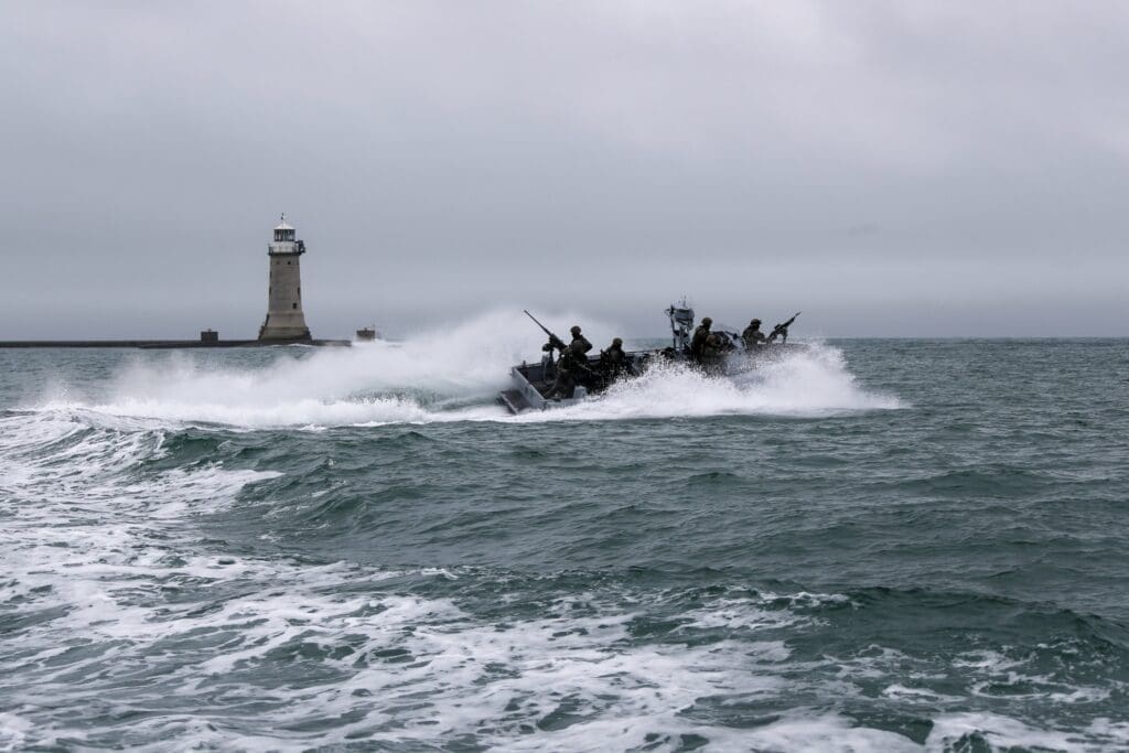 La Real Armada Británica dota con nuevas lanchas Commando Raiding Craft ...