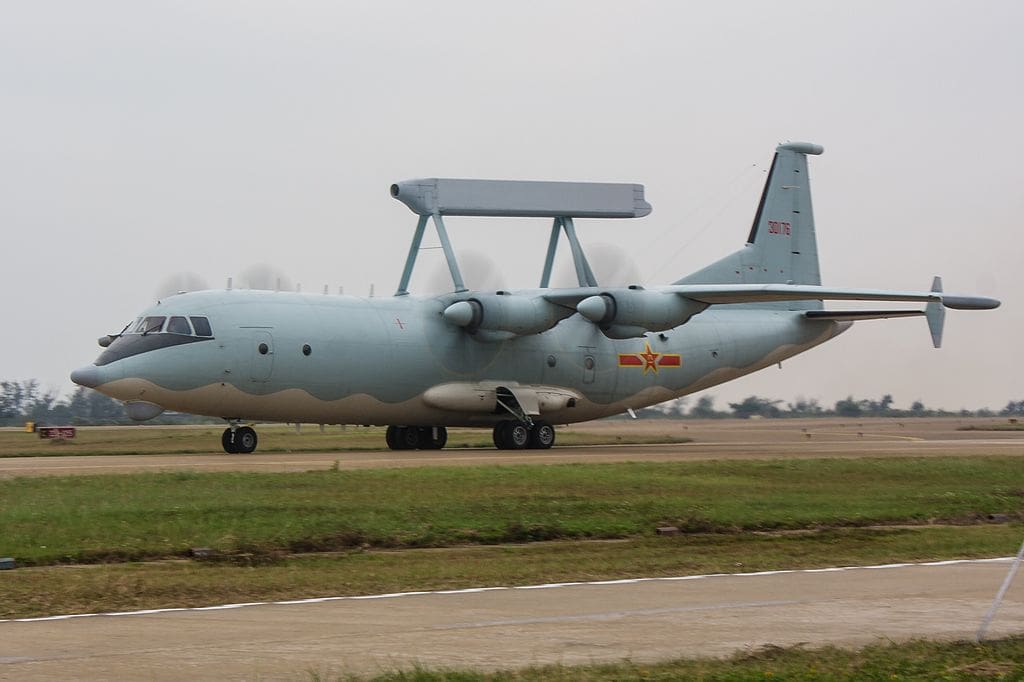 A la espera del nuevo KJ-600, los cazas embarcados J-15 se ejercitaron con los actuales aviones ...