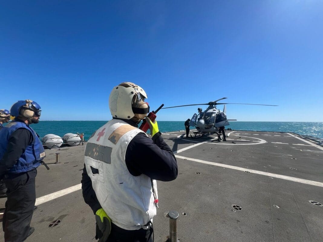 El helicóptero H135 P3H Nival tomó cubierta por primera vez en un buque ...