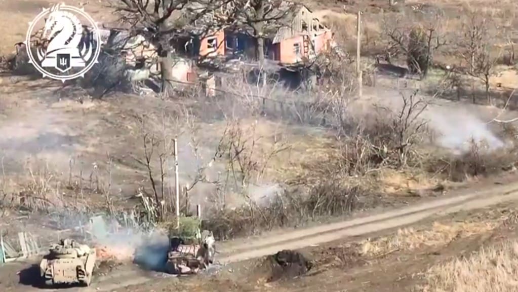 Encuentro entre un vehículo blindado BTR-82A y un M2A2 Bradley ODS ...