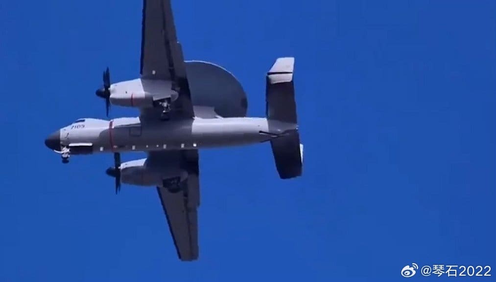 Se registran las imágenes más claras hasta la fecha del nuevo avión AEW&C KJ-600 de la Armada de ...