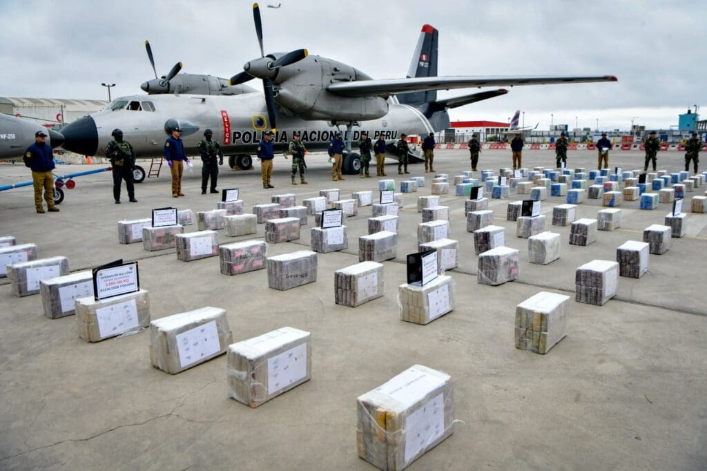 Patrollers of the Peruvian skies: the aviation of the Peruvian National ...