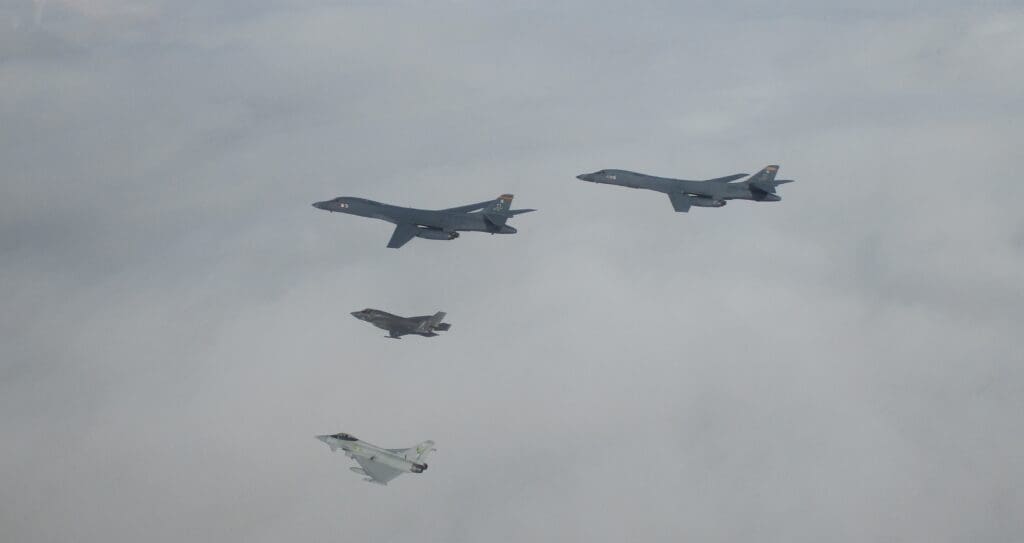 Cazas F-35B del portaaviones británico HMS Prince of Wales escoltaron a bombarderos B-1B de la ...