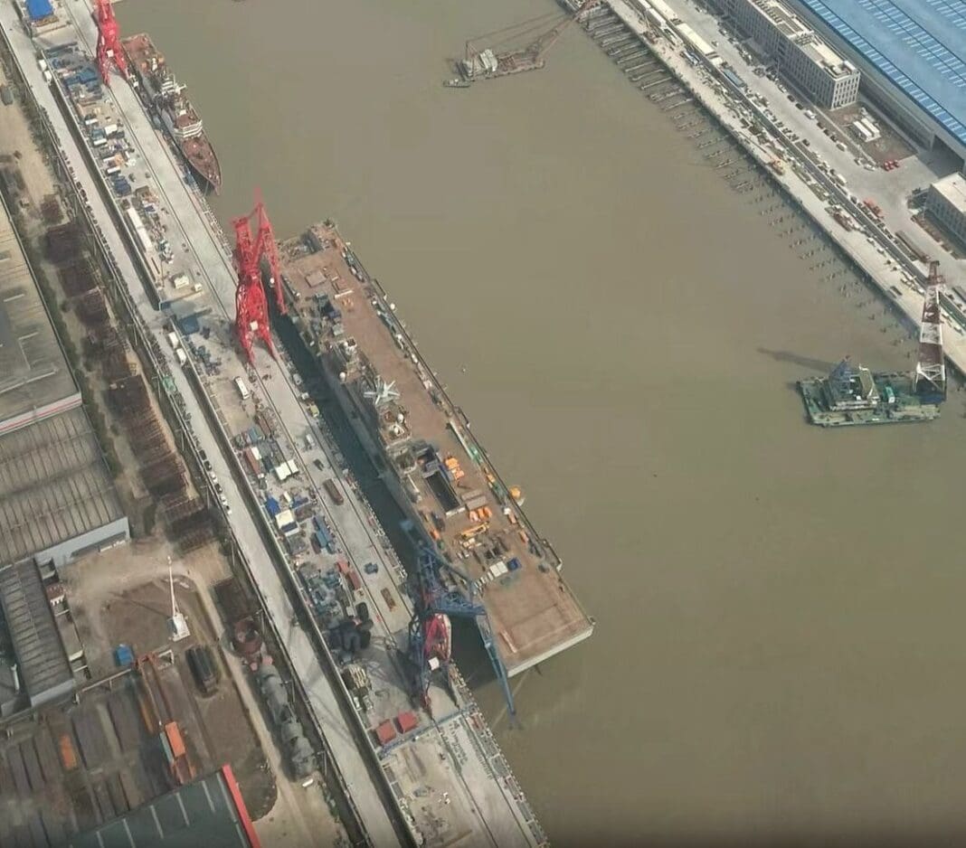 Son registradas nuevas imágenes del cuarto Buque de Asalto Anfibio LHD Tipo 075 de la Armada de ...