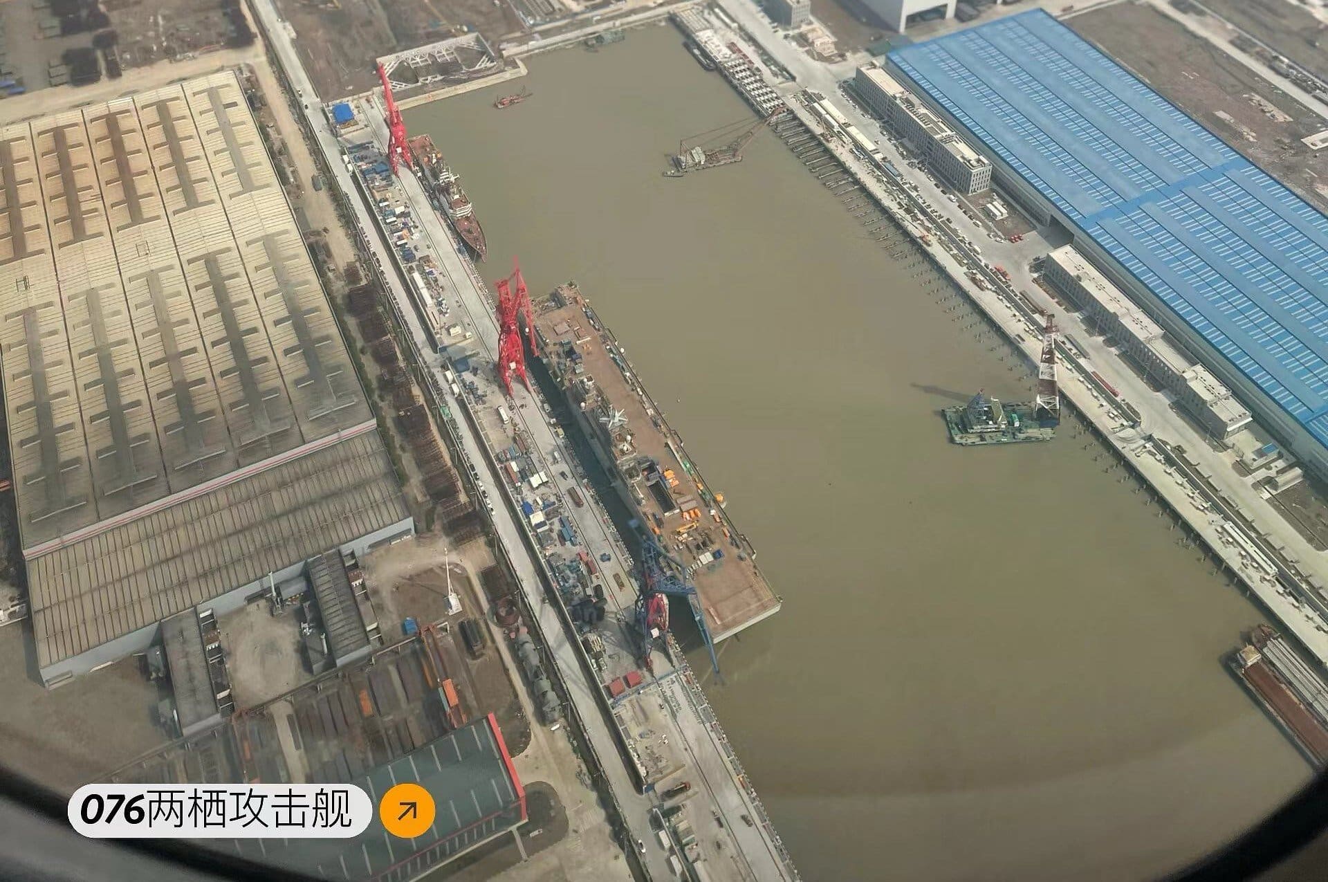 Son registradas nuevas imágenes del cuarto Buque de Asalto Anfibio LHD Tipo 075 de la Armada de ...