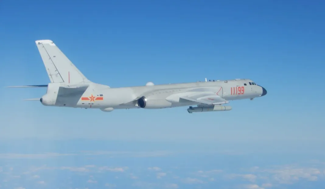 Es registrado el vuelo de un bombardero H-6N de la Fuerza Aérea de ...