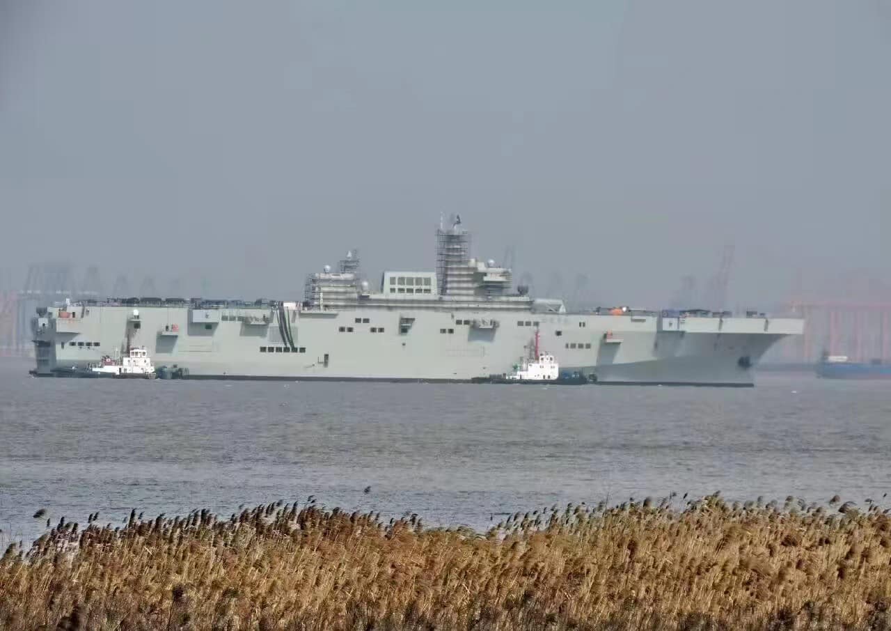 Son develadas nuevas imágenes del cuarto Buque de Asalto Anfibio LHD Tipo 075 de la Armada de China