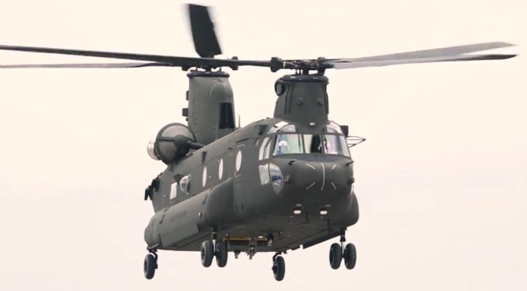El primer CH-47F Chinook Block II de serie del Ejército de EE.UU. completa con éxito su vuelo ...