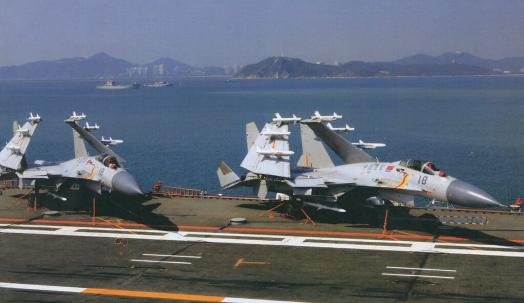 China desarrolla una nueva versión del avión de guerra electrónica embarcado J-15D compatible ...