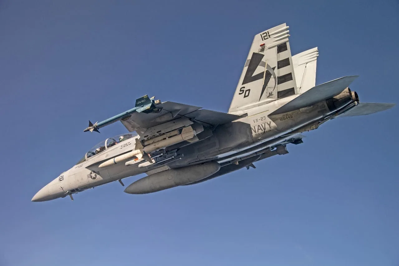 Los F/A-18 Super Hornet de la Armada de EE. UU. comienzan a desplegar sus nuevas bombas ...