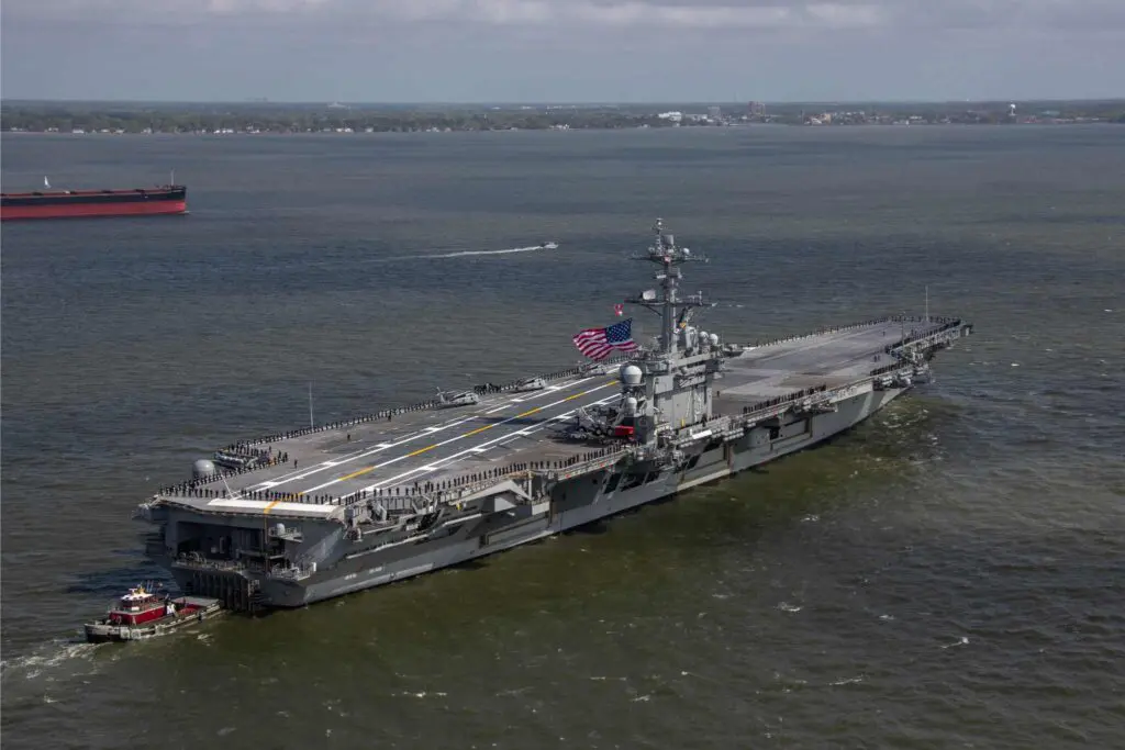 The USS George Washington aircraft carrier of the U.S. Navy sailed from ...