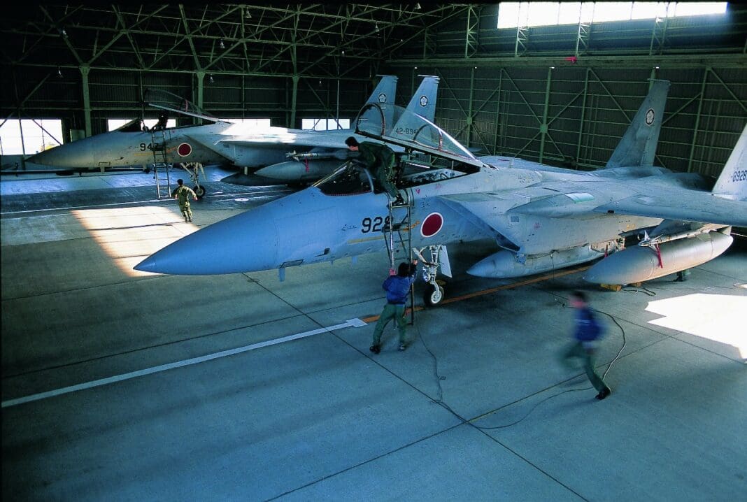 Cazas F-15 de la Fuerza Aérea de Autodefensa de Japón interceptaron a uno de los más modernos ...